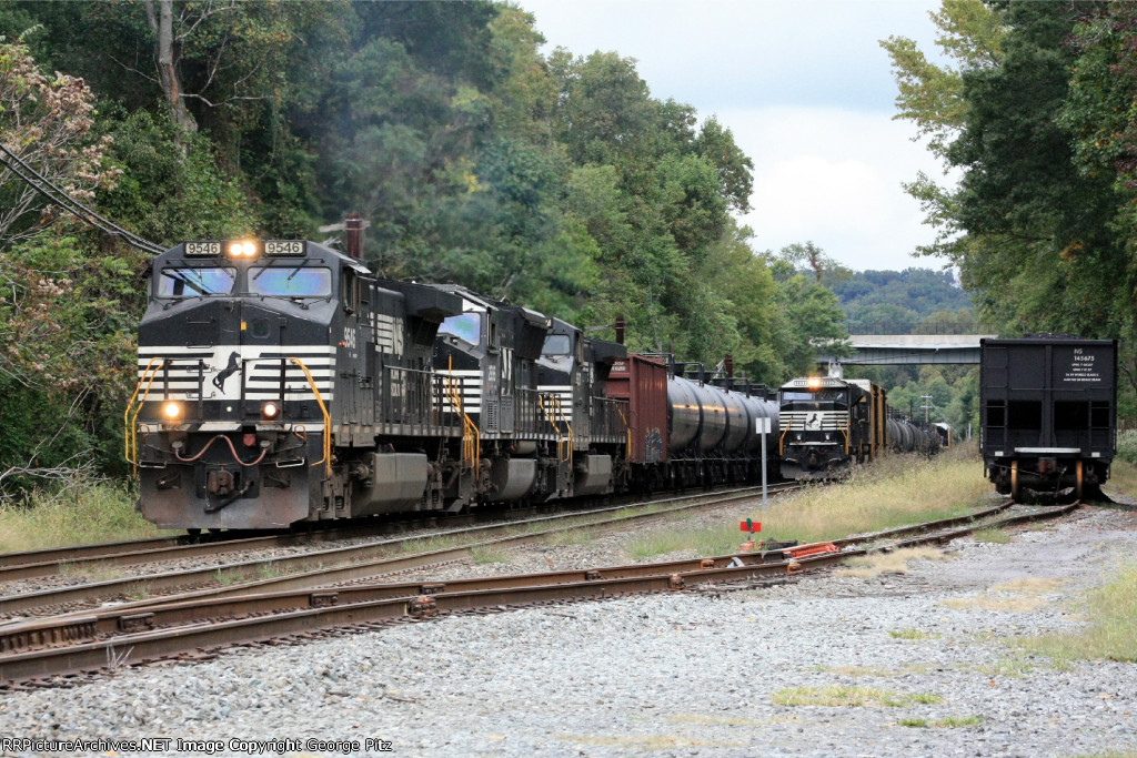 NS 9546 and train 64R